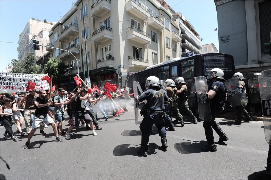 Ένταση και χημικά, συγκρούσεις με τα ΜΑΤ (εικόνες & βίντεο) | Philenews