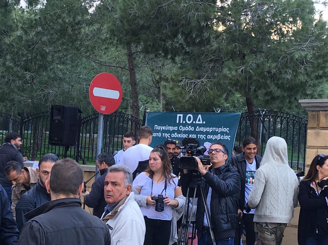 Διαμαρτυρία στο Προεδρικό για ακρίβεια και αδικία (εικόνες) | Philenews