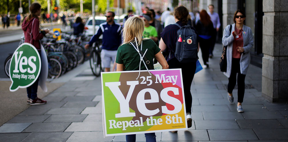 Οι Ιρλανδοί λένε «Ναι» στις αμβλώσεις, σύμφωνα με exit poll | Philenews