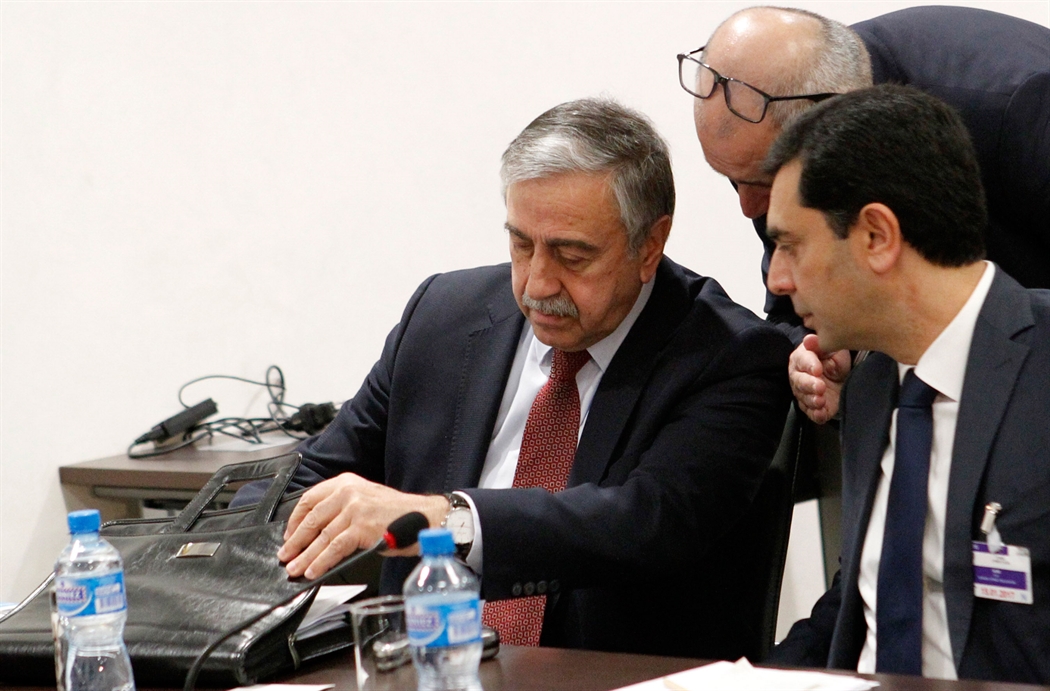 Ο χάρτης του εδαφικού και παραμύθια με πολιτικούς νάνους | Philenews