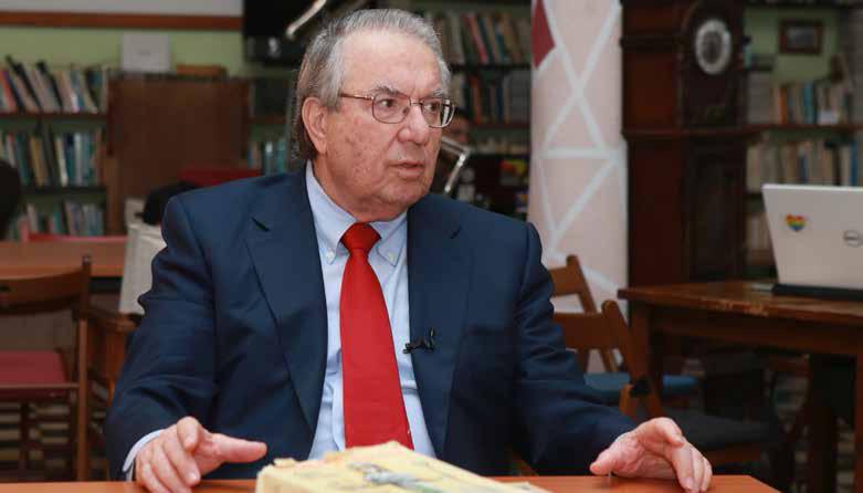 Γ.Μπαμπινιώτης: Ευλογία η κυπριακή διάλεκτος | Philenews