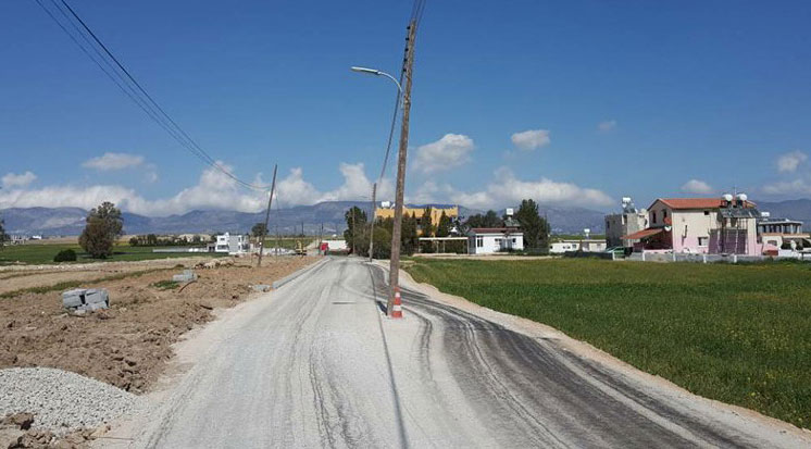 Πάσσαλος «φύτρωσε» σε δρόμο στα κατεχόμενα | Philenews
