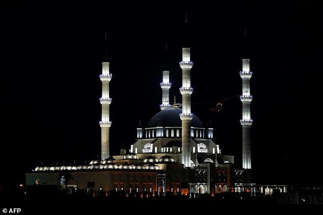 Ο Ερντογάν εγκαινιάζει το μεγαλύτερο τζαμί της Μεσογείου (εικόνες ...