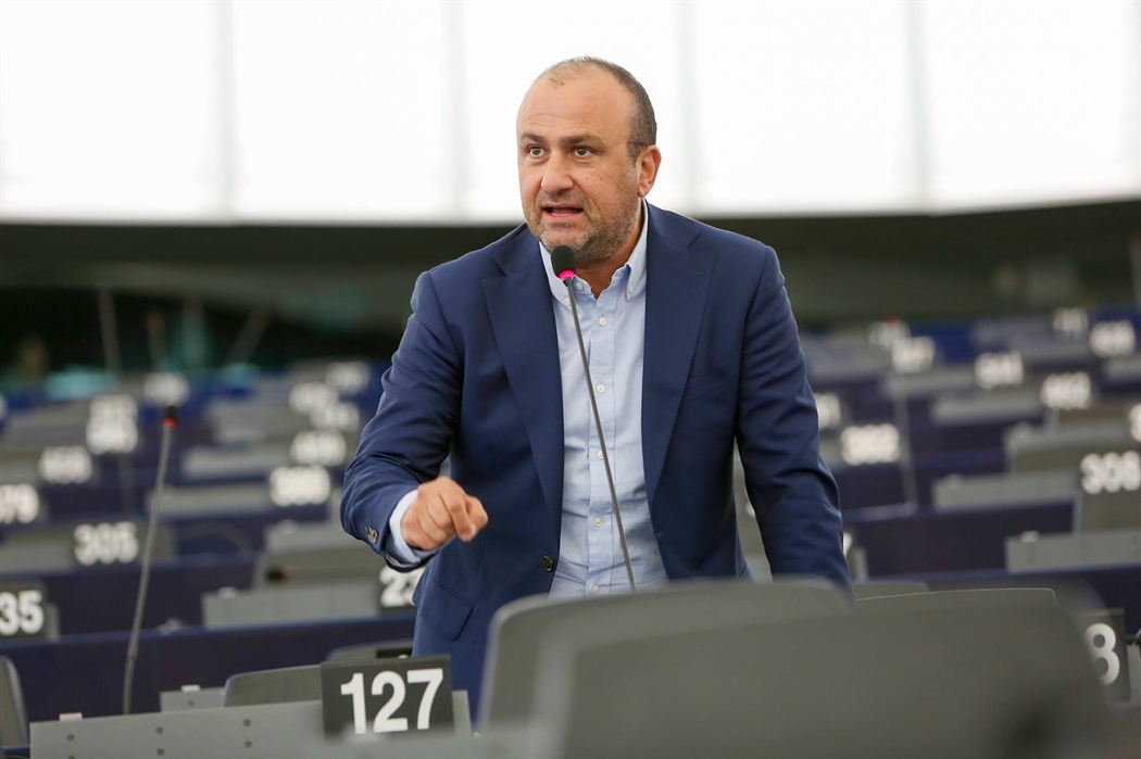 Δημήτρης Παπαδάκης στον Active: Γελά και το παρδαλό κατσίκι ...