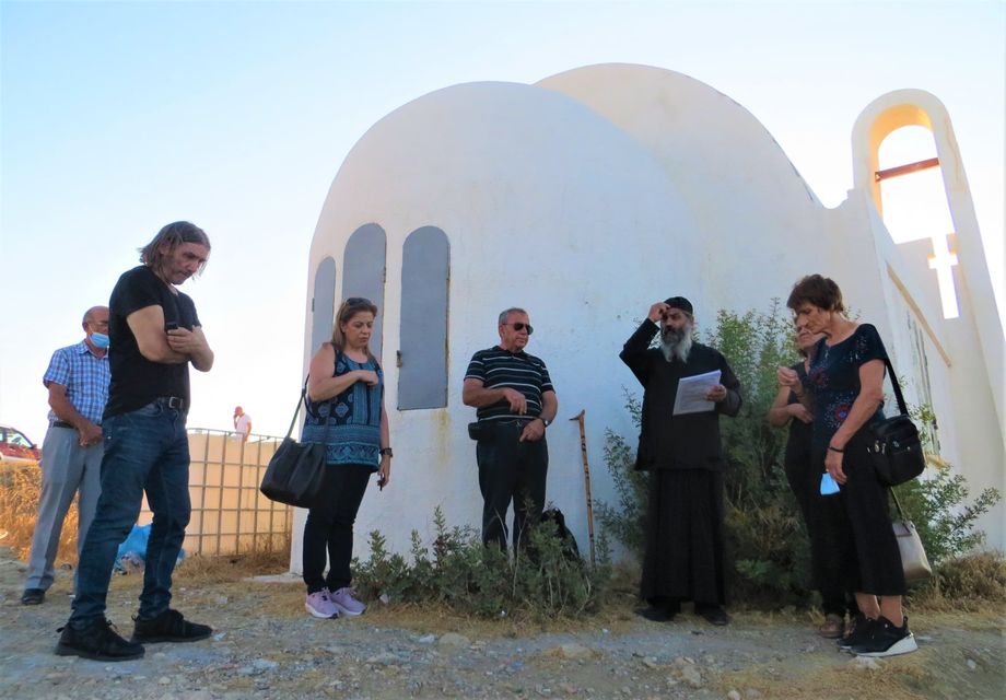 Προσευχή στο εκκλησάκι του Αγίου Φανουρίου Κερύνειας | Philenews