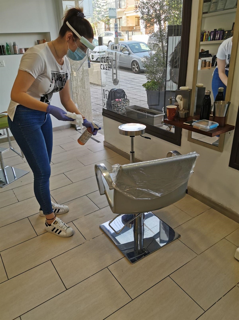 Έπιασαν δουλειά κομμωτήρια και κουρεία (εικόνες) | Philenews