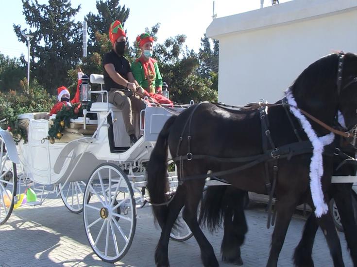 Ευχές και δώρα μοίρασε ο Άη Βασίλης με τα ξωτικά του στη Λέμπα | Philenews