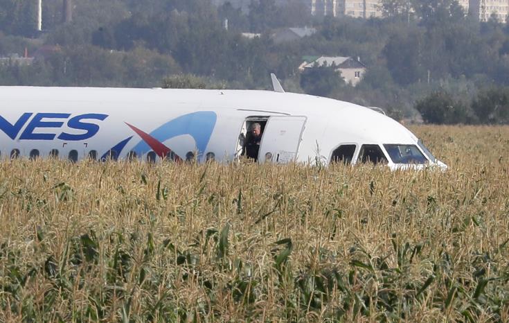 Ρωσία: Προσγείωση αεροσκάφους σε χωράφι (βίντεο) | Philenews