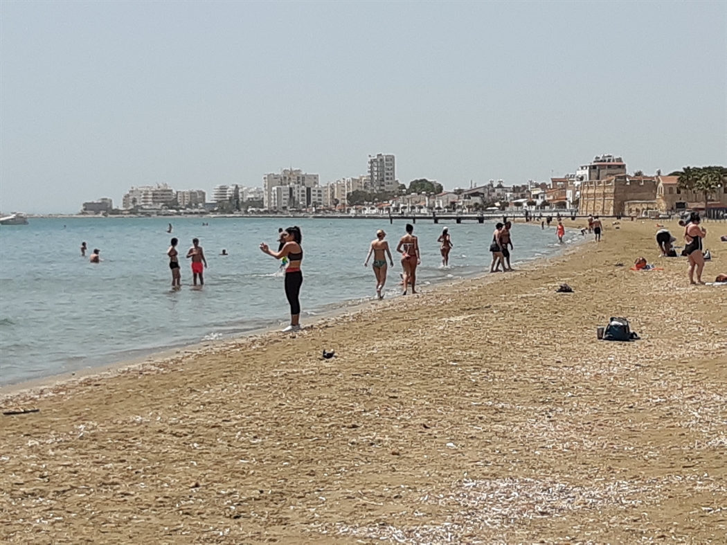 Καύσωνας Vs διατάγματα: Στις παραλίες με... αποστάσεις οι πολίτες ...