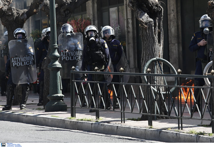 Ένταση και μολότοφ στο μαθητικό συλλαλητήριο στο κέντρο της Αθήνας ...