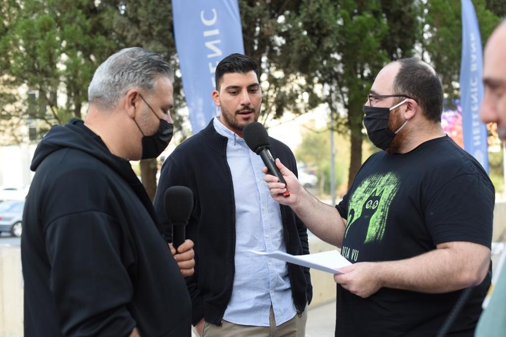 Στην Ελληνική Τράπεζα αφήνουμε μουστάκι και μαζί αλλάζουμε το πρόσωπο ...