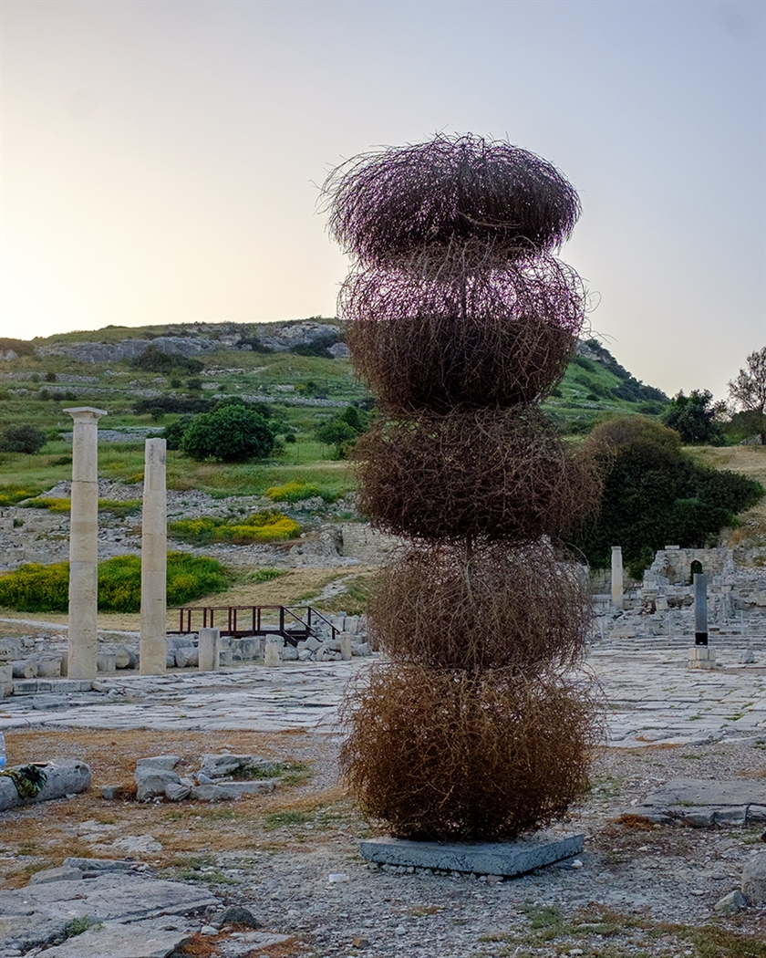 «Happy Few»: Έκθεση Ανδρέα Καλλή στον Αρχαιολογικό Χώρο Αμαθούντας ...