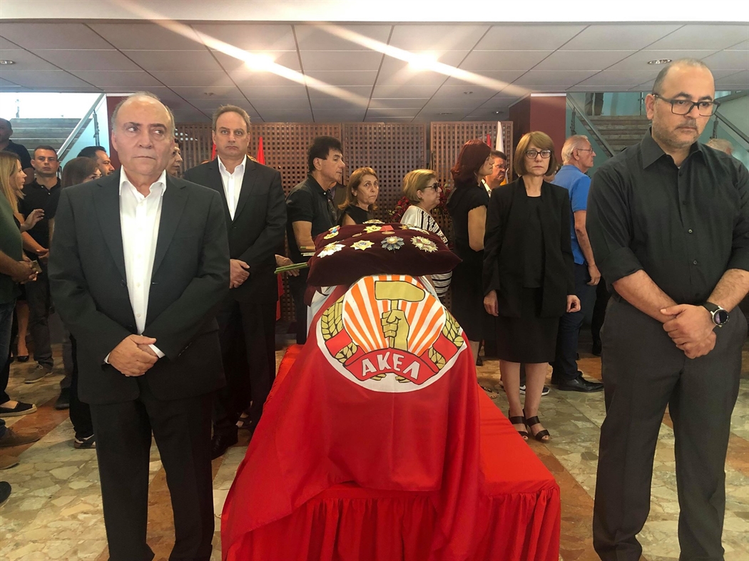 Σε λαϊκό προσκύνημα η σορός του Δ.Χριστόφια (εικόνες & βίντεο ...
