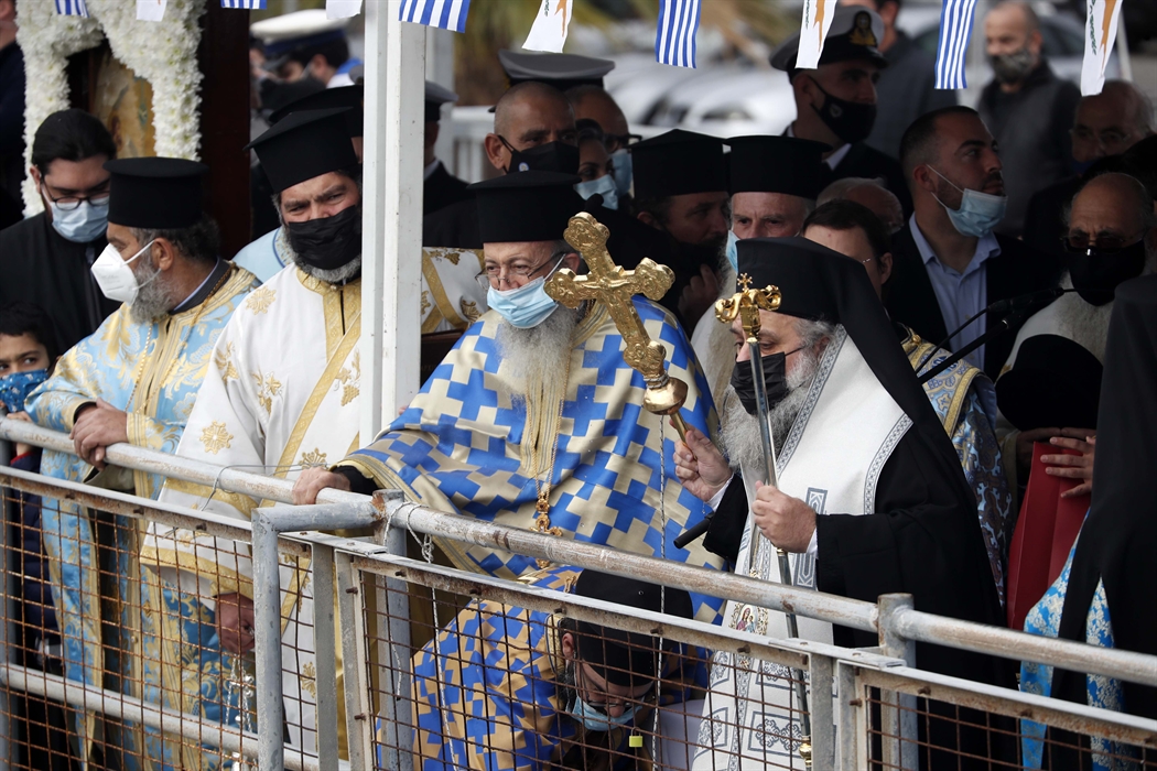 Θεοφάνια με πανδημία: Εικόνες από τη ρίψη του Σταυρού στη Λάρνακα ...