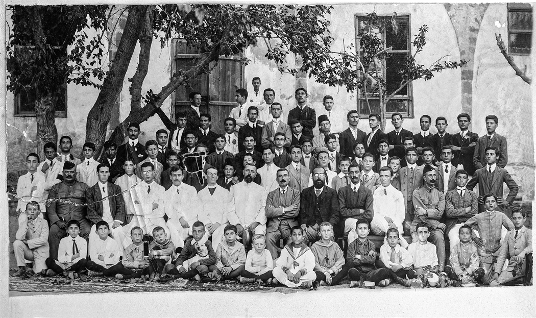 Βιβλίο για την ιστορία της Αγγλικής Σχολής (εικόνες) | Philenews
