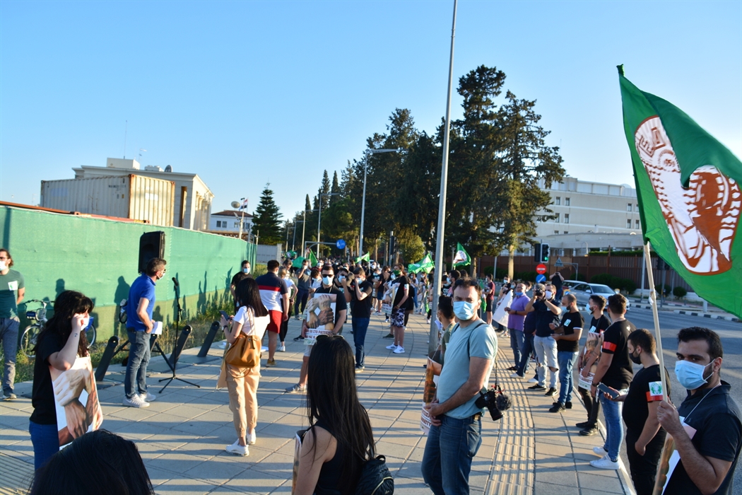ΕΔΟΝ: Διαμαρτυρία για τον Τζωρτζ Φλόιντ στην πρεσβεία των ΗΠΑ (εικόνες ...