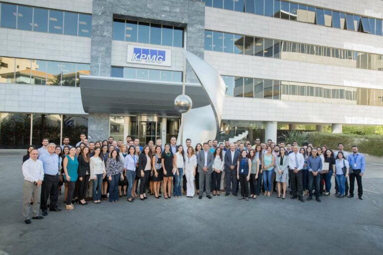 KPMG: Έτσι δεν θα βουλιάξει η οικονομία | Philenews