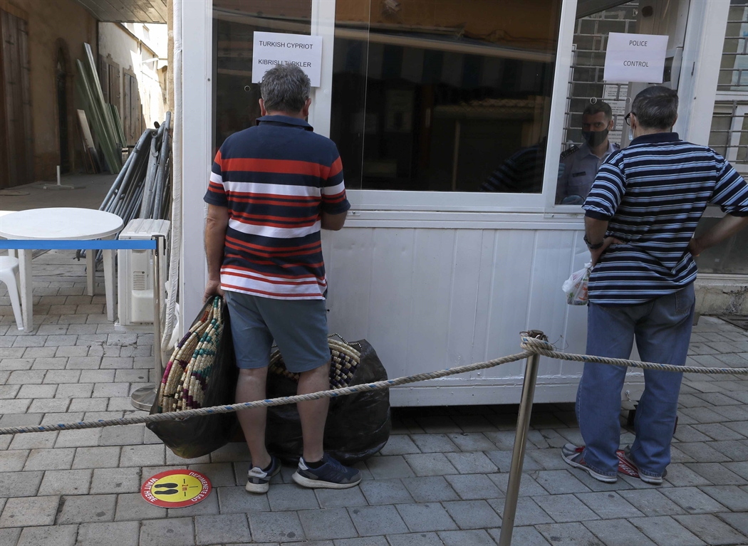«Μου λείψατε, σας πεθύμησα» - Ο 70χρονος Τ/κ που πουλάει καλάθια στη ...