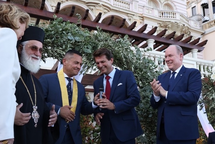 O John Χριστοδούλου τιμήθηκε με το βραβείο του Πρεσβευτή Καλής Θέλησης ...