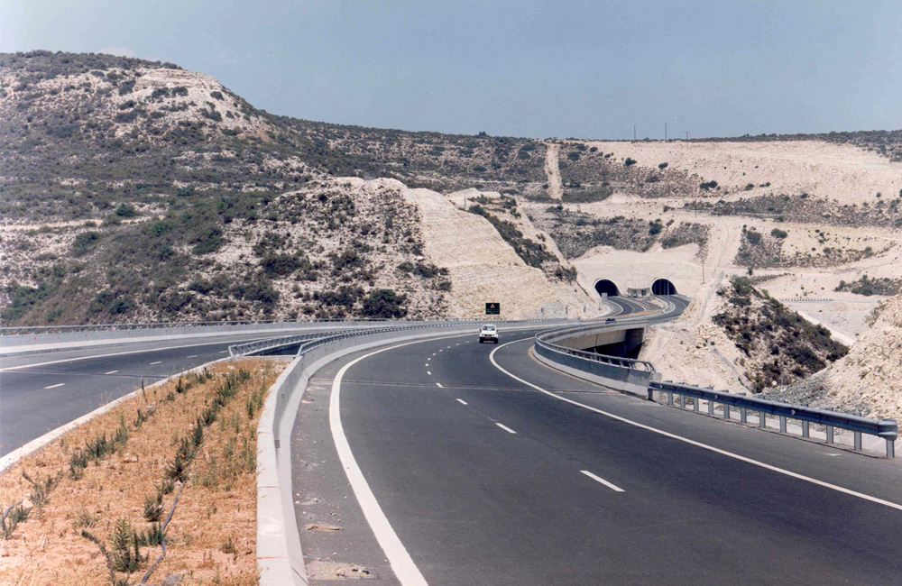 Εργασίες αντικατάστασης στηθαίων ασφαλείας στον αυτοκινητόδρομο Πάφου ...