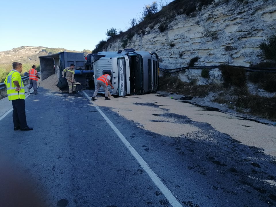 Ανατράπηκε φορτηγό στο δρόμο Πάφου - Πόλης (εικόνες) | Philenews