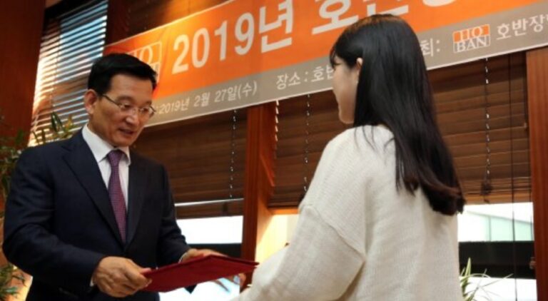 Από φτωχή οικογένεια, στους δισεκατομμυριούχους της Ασίας | Philenews