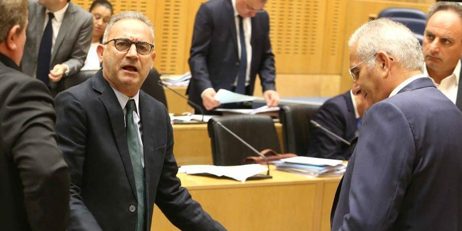 Ευθύνες σε εκτελεστική και νομοθετική εξουσία για διαβατήρια | Philenews