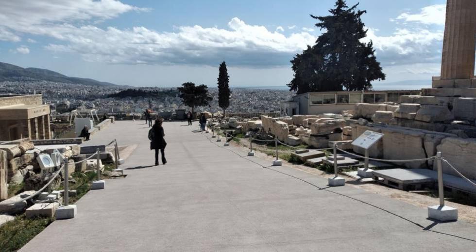 Aποκαρδιωτικές φωτογραφίες από το τσιμέντωμα στην Ακρόπολη | Philenews