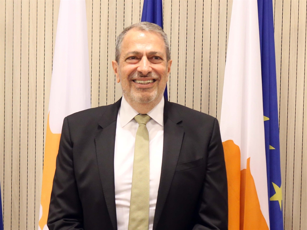 Ο Εισαγγελέας, η μπανανόφλουδα και το «δώρο» στην Επιτροπή | Philenews