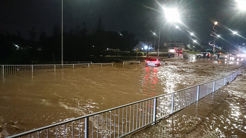 Οδηγός εγκλωβίστηκε στον Πεδιαίο λόγω κακοκαιρίας (βίντεο) | Philenews