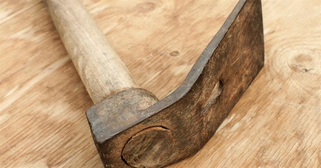 Απειλώντας με μαχαίρι και σκεπάρνι λήστεψαν περίπτερο | Philenews