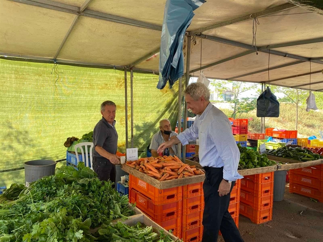 Στη Λαϊκή Αγορά του ΟΧΙ ο Μαυρογιάννης- Συνομίλησε με παραγωγούς | Philenews