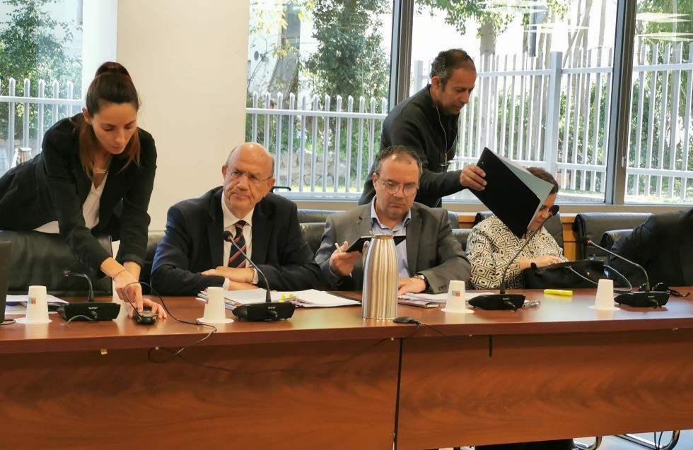 Απαντά στις επικρίσεις της Βουλής για επιτόκια και ΜΕΧ ο ΥΠΟΙΚ | Philenews