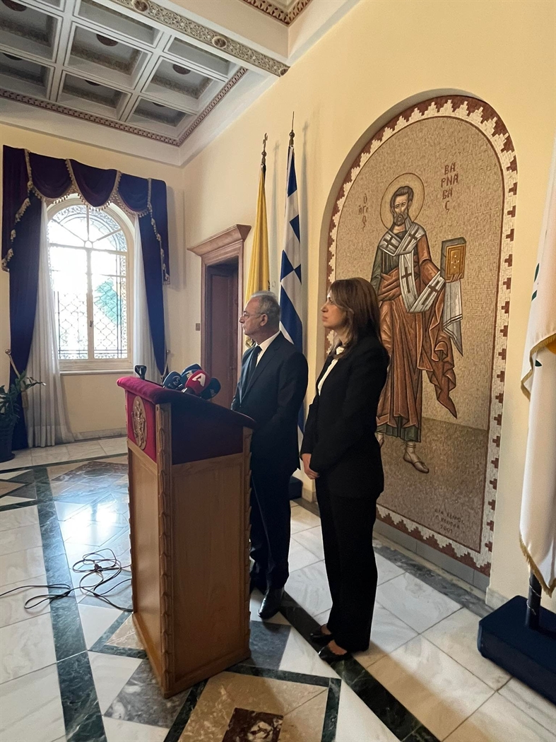 Σύσσωμη η ηγεσία του ΔΗΣΥ στην Αρχιεπισκοπή (εικόνες & βίντεο) | Philenews
