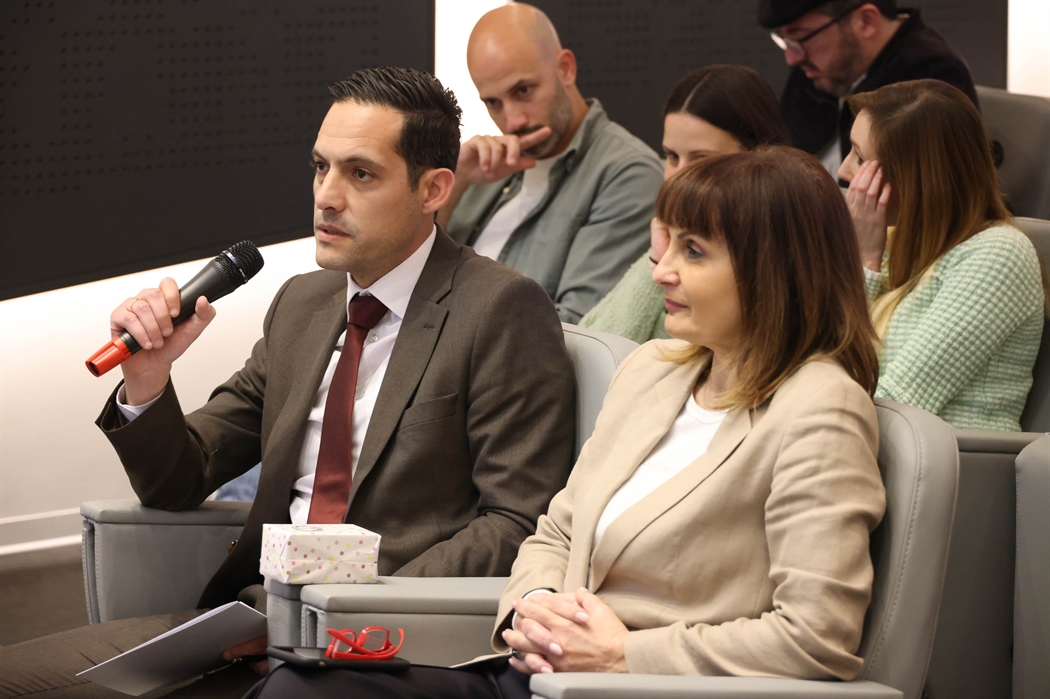 Εκπρόσωπος: Προτεραιότητα η επαναφορά συναντήσεων με δημοσιογράφους ...