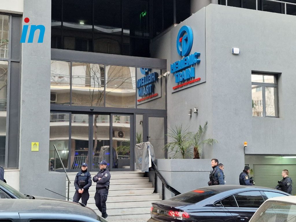 Ελλάδα: Καταδρομική επίθεση με πέτρες στα κεντρικά γραφεία της Hellenic ...