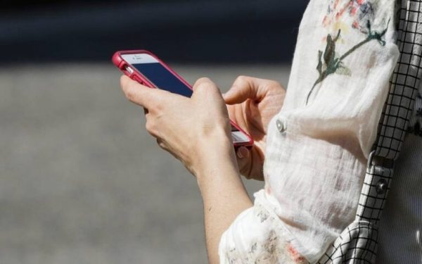 Κινητό: O τρόπος που το κρατάς δείχνει την προσωπικότητά σου | Philenews