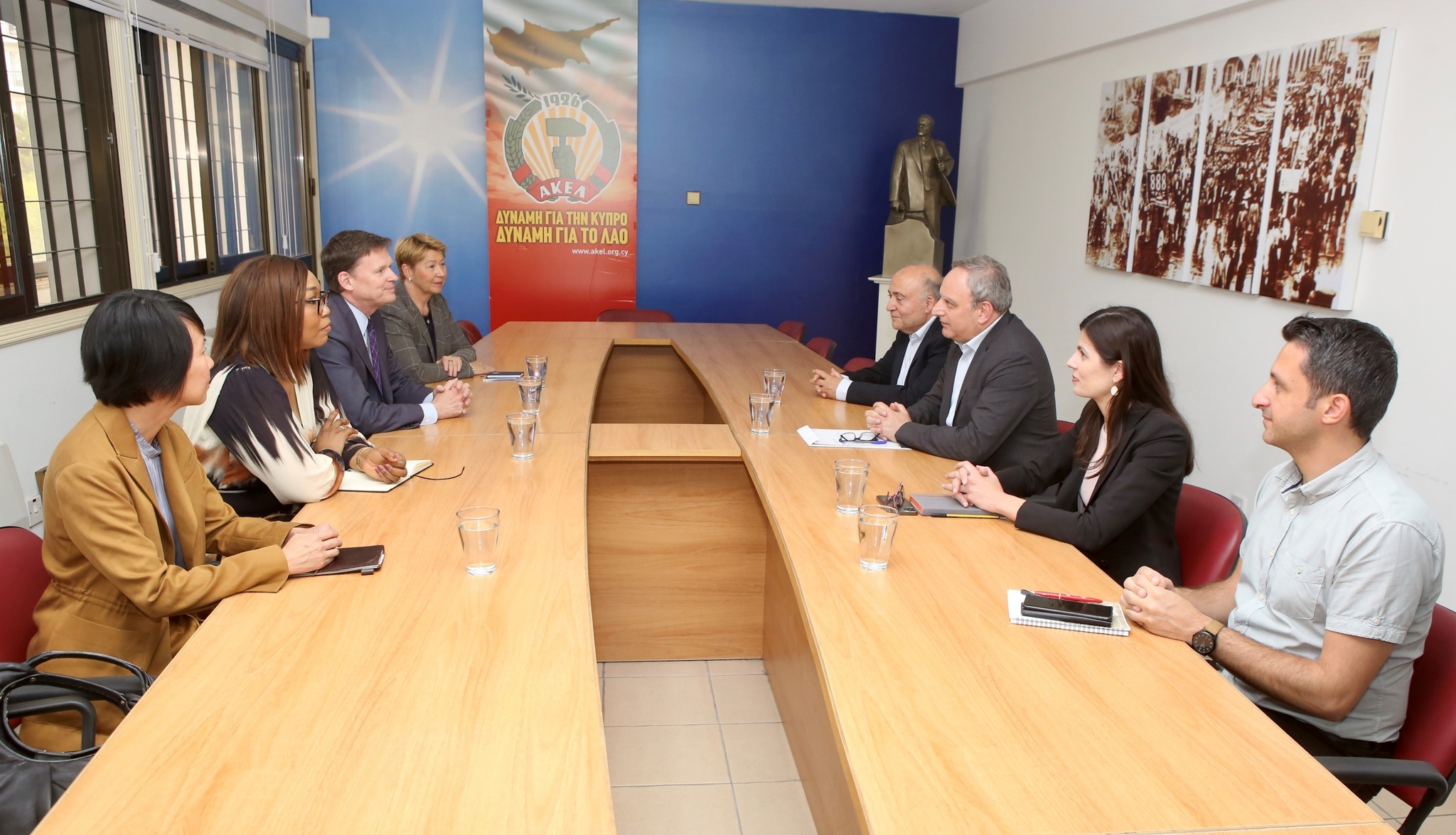 ΑΚΕΛ: Ανέλυσε θέσεις για το Κυπριακό ενώπιον του Κόλιν Στιούαρτ | Philenews