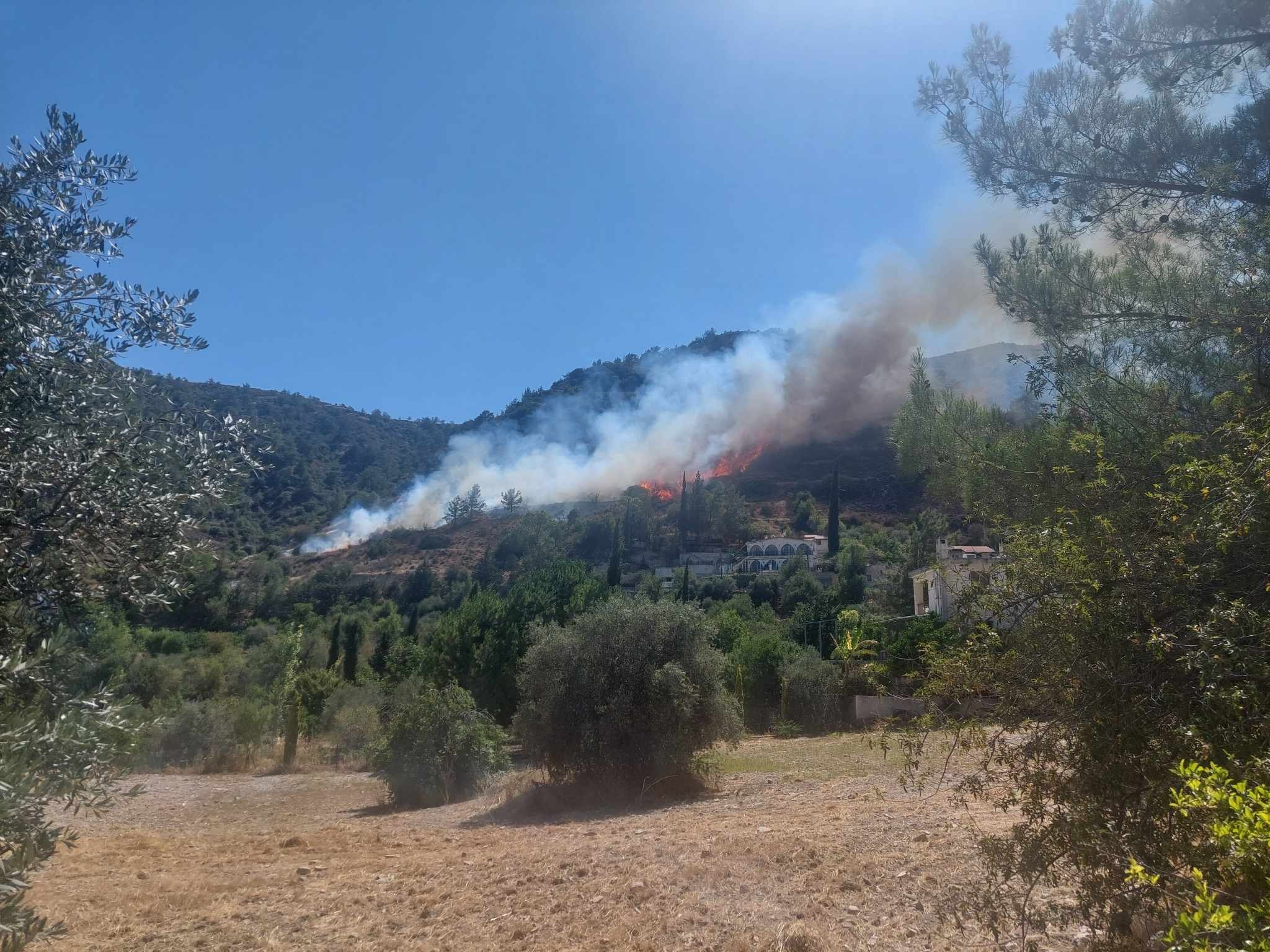 Μεγάλη πυρκαγιά κοντά σε κατοικίες στην επαρχία Λεμεσού (βίντεο ...