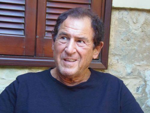 Πέθανε στο Λονδίνο ο εμβληματικός ποιητής Γιώργος Ταρδίος | Philenews