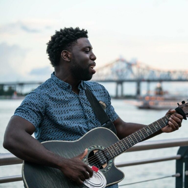 Μουσικός του δρόμου ξεσηκώνει τους περαστικούς και αναδεικνύει νέα ...