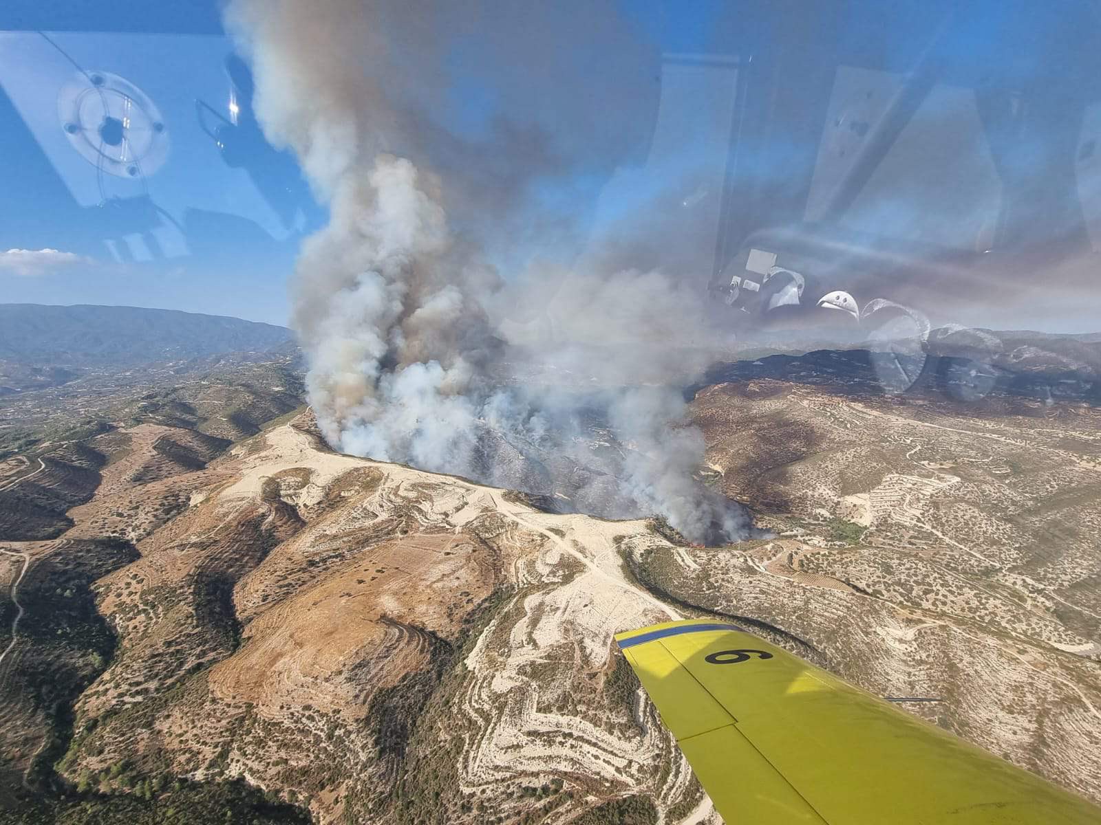 Εκτός ελέγχου η πυρκαγιά μεταξύ Λιμνάτη - Άλασσας - Προστατεύθηκαν ...