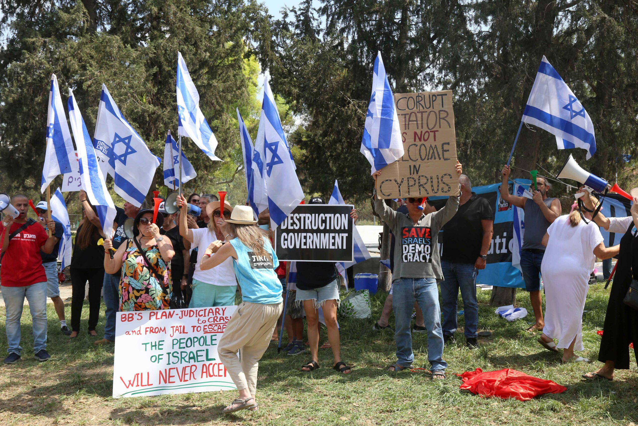 Διαμαρτυρία Ισραηλινών της Κύπρου κατά την άφιξη Νετανιάχου στο ...