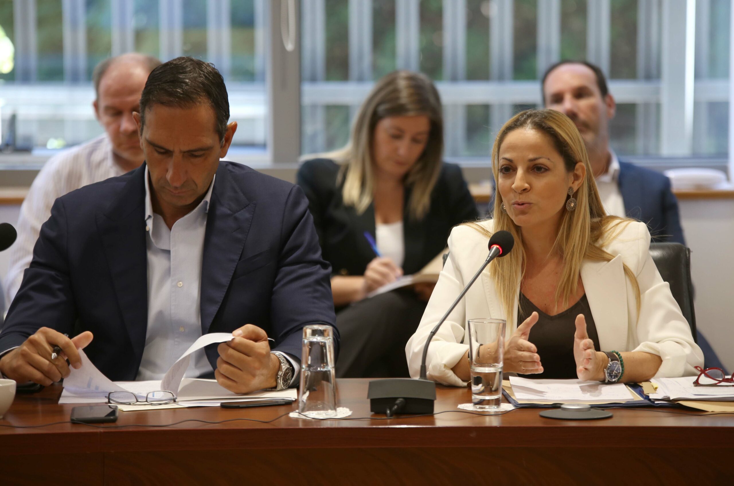 Οι κουκουλοφόροι και οι βουλευτές | Philenews