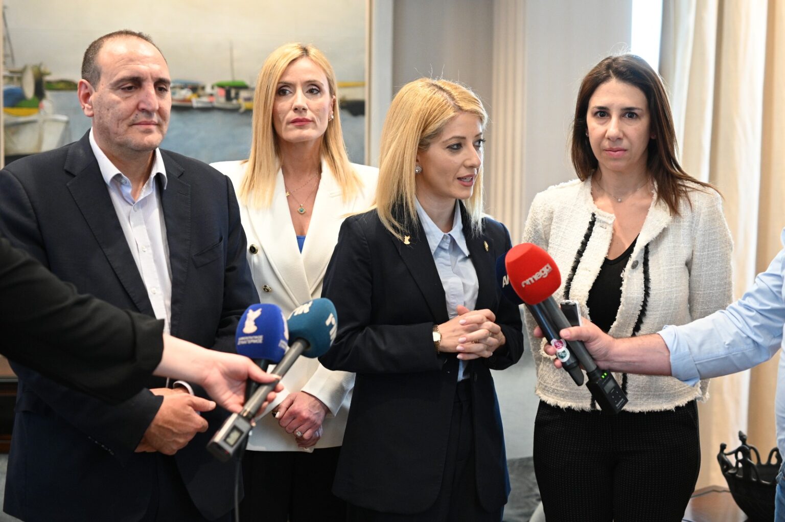 Κυπριώτικά σκετς με κομματικές περιπέτειες | Philenews