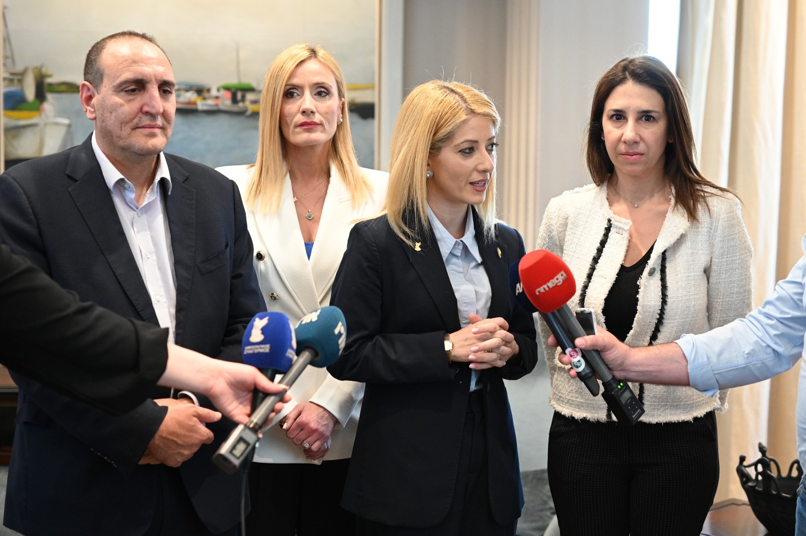 Κυπριώτικά σκετς με κομματικές περιπέτειες | Philenews