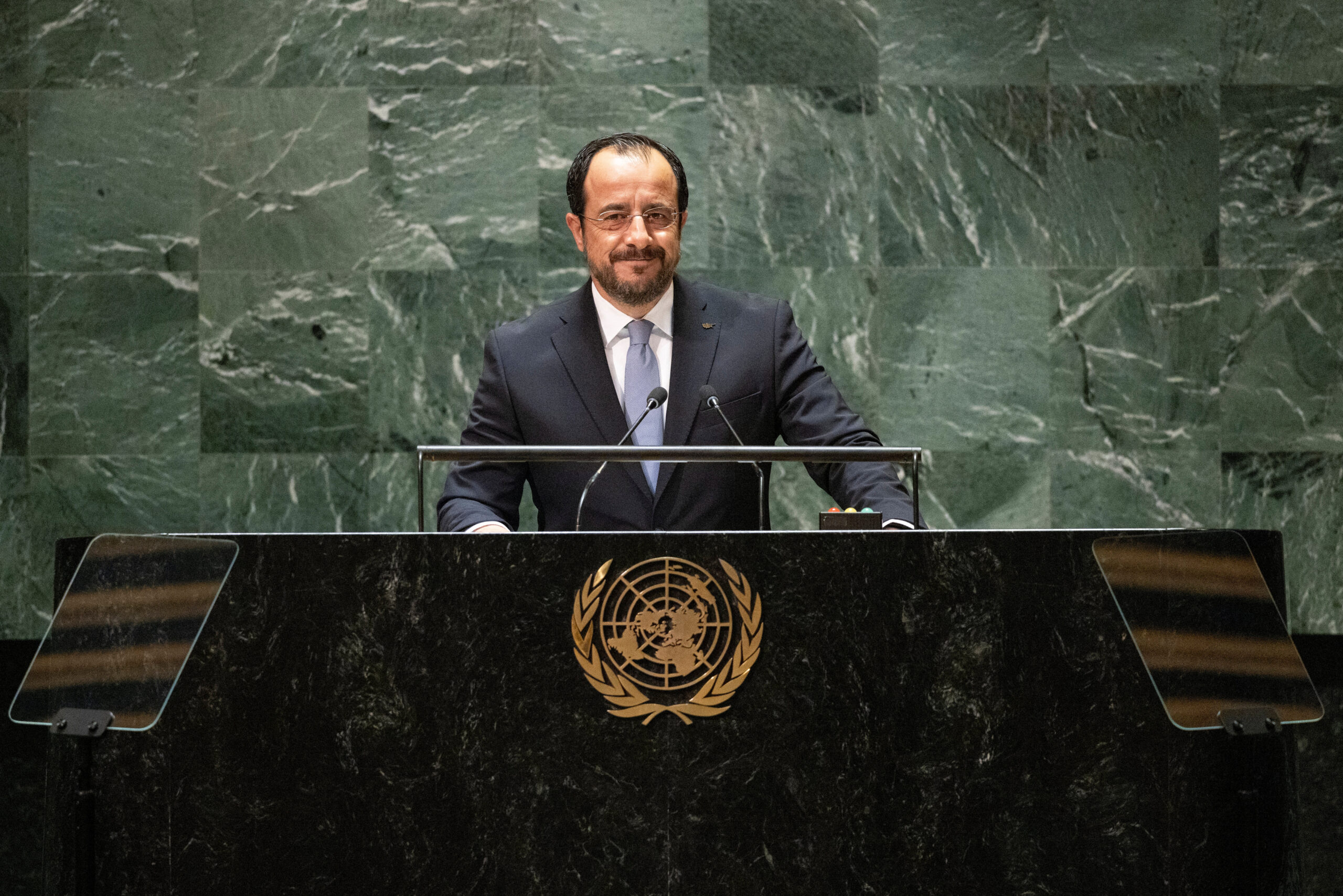 Αρκετά με τα λόγια και με τους ρομαντισμούς | Philenews