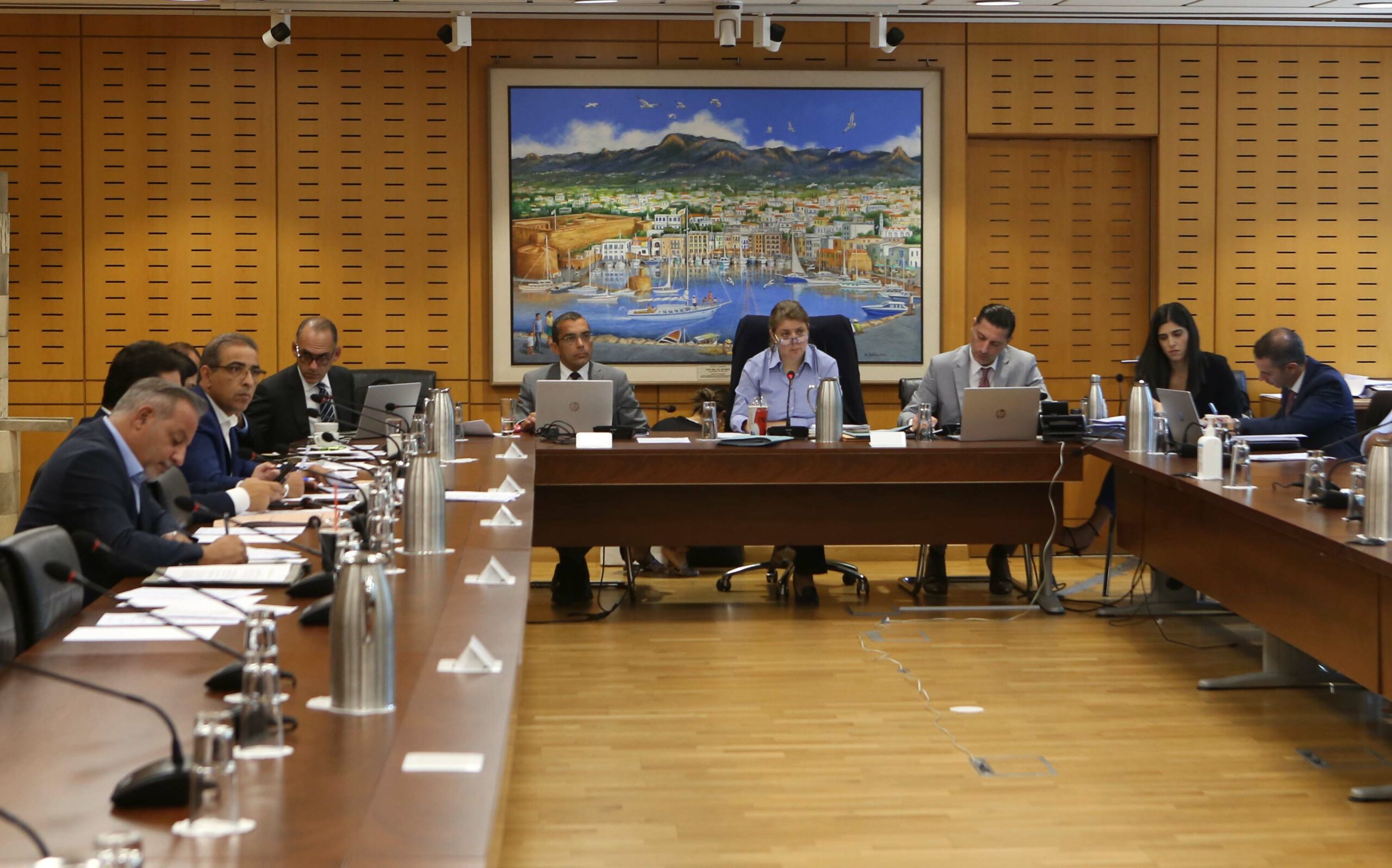 Η Βουλή μπλόκαρε υπερωρίες συνεργάτιδας της Πρώτης Κυρίας | Philenews