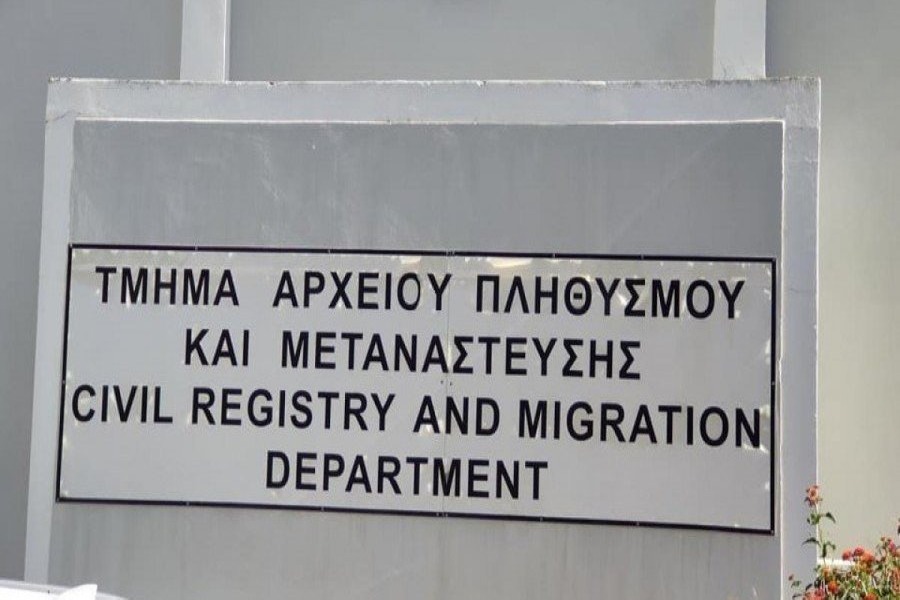 O Χρίστος Τριανταφυλλίδης καρφώνει λειτουργό του Τμήματος Αρχείου ...