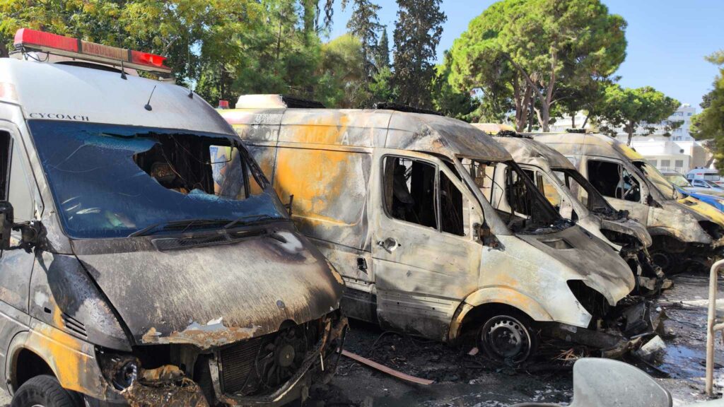 Στις φλόγες ασθενοφόρα στο Παλαιό Νοσοκομείο Λάρνακας (εικόνες) | Philenews